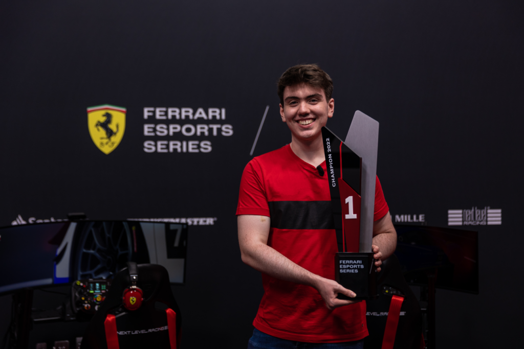 El piloto británico Jonathan Riley, campeón de la Ferrari Velas Esports ...